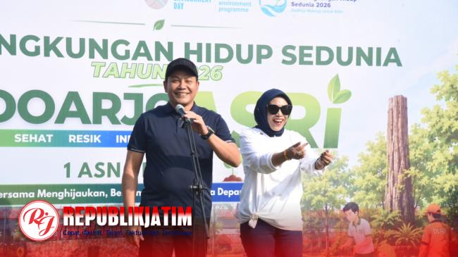 Bupati dan Wabup Sidoarjo Kompak Tanam Pohon Pucuk Merah di Taman ...